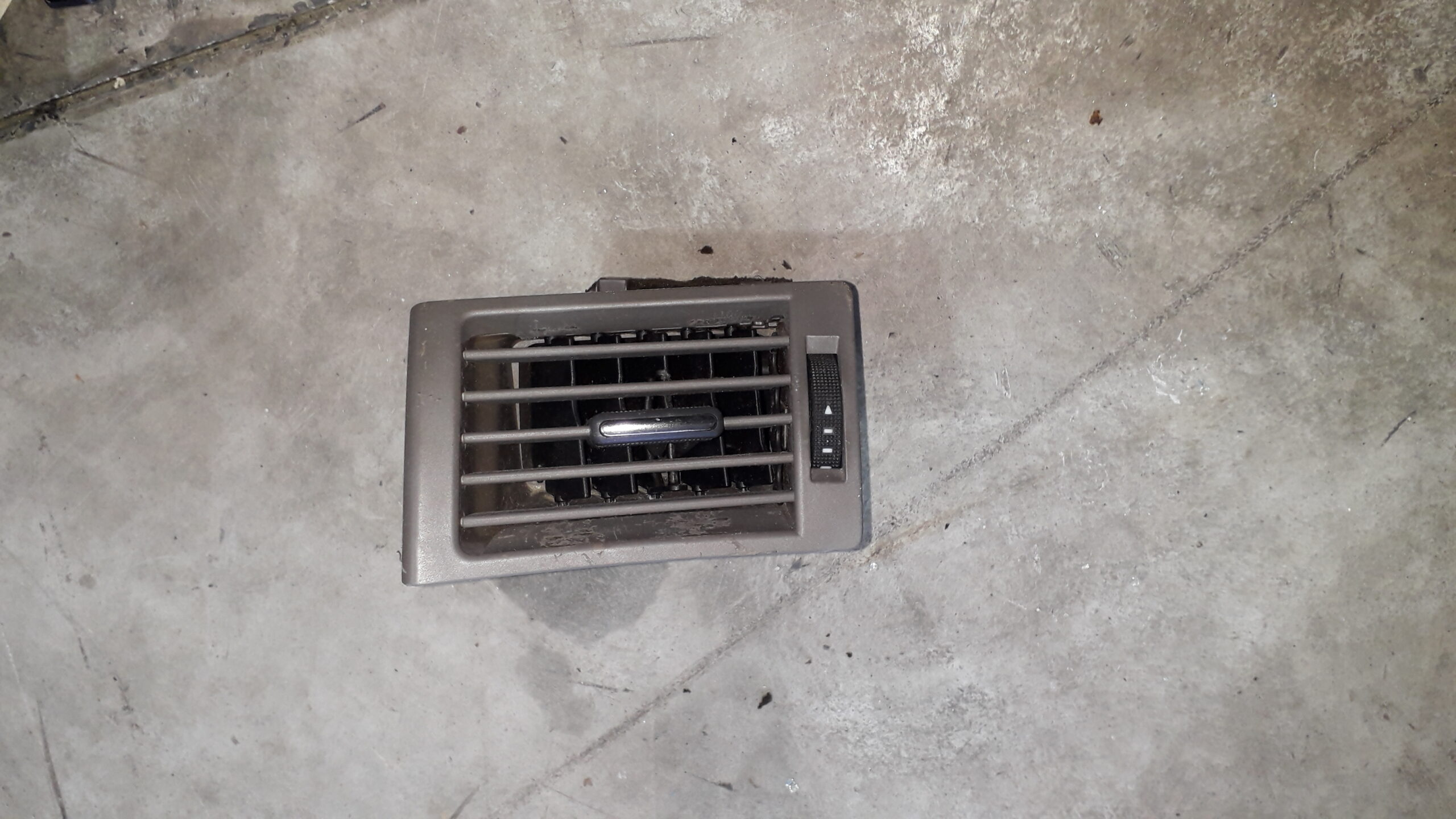 Arejador esquerdo do tablier Audi A4 B6 – AS Brito – Viaturas e Pneus ...